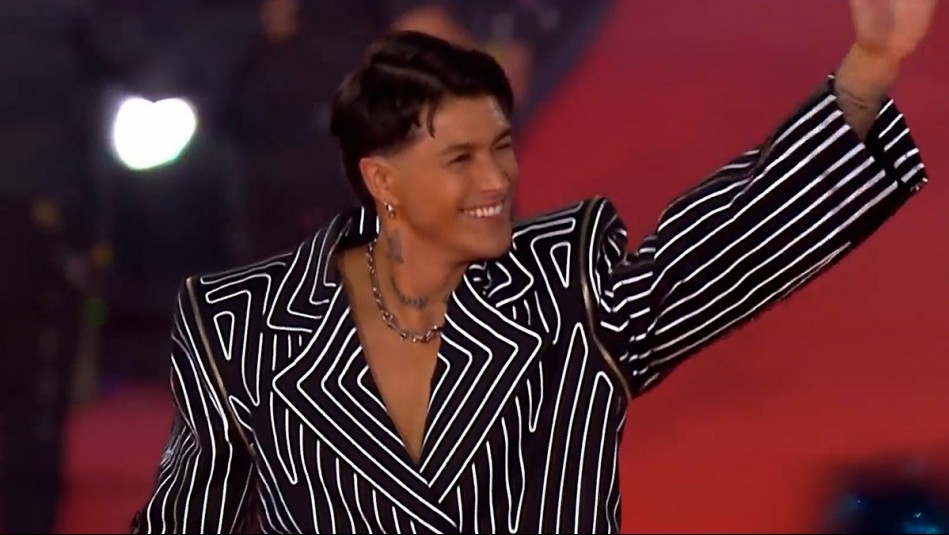 Con un traje oversize: Así desfiló Nicolás Solabarrieta por la Gala del ...