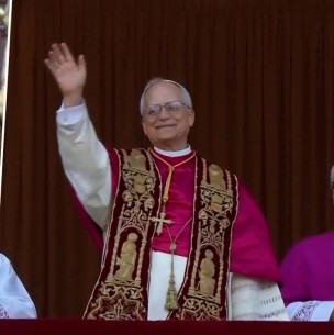 Se emocionó y habló en español: Así fue el primer discurso del Papa León XIV ante la Plaza de ...
