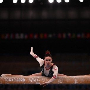 Gimnasta chilena Simona Castro puso a prueba las camas "anti-sexo" de ...