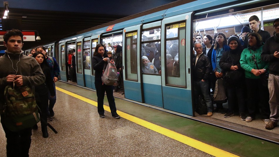Metro de Santiago restablece servicio tras suspender operaciones en 3 estaciones de Línea 1 ...