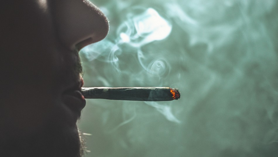 Fumar marihuana sería peor para los pulmones que el cigarro, según un ...