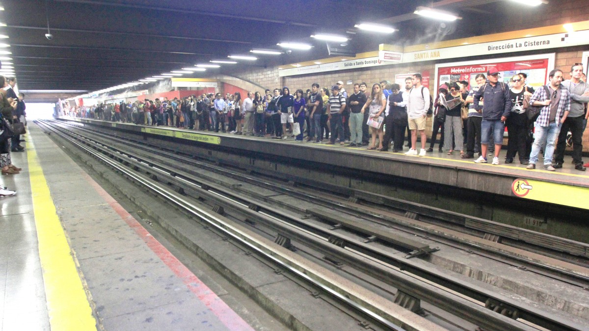 Metro inicia su servicio con retraso en frecuencia de una de sus líneas por falla en un tren ...