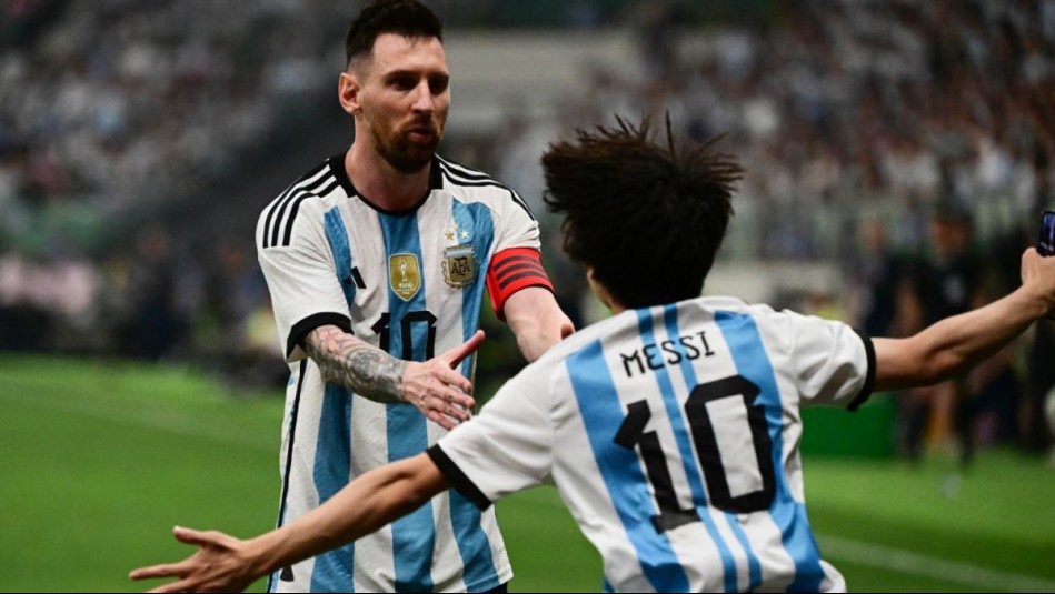 Detienen al hincha que saltó al estadio en Pekín para abrazar a Messi ...