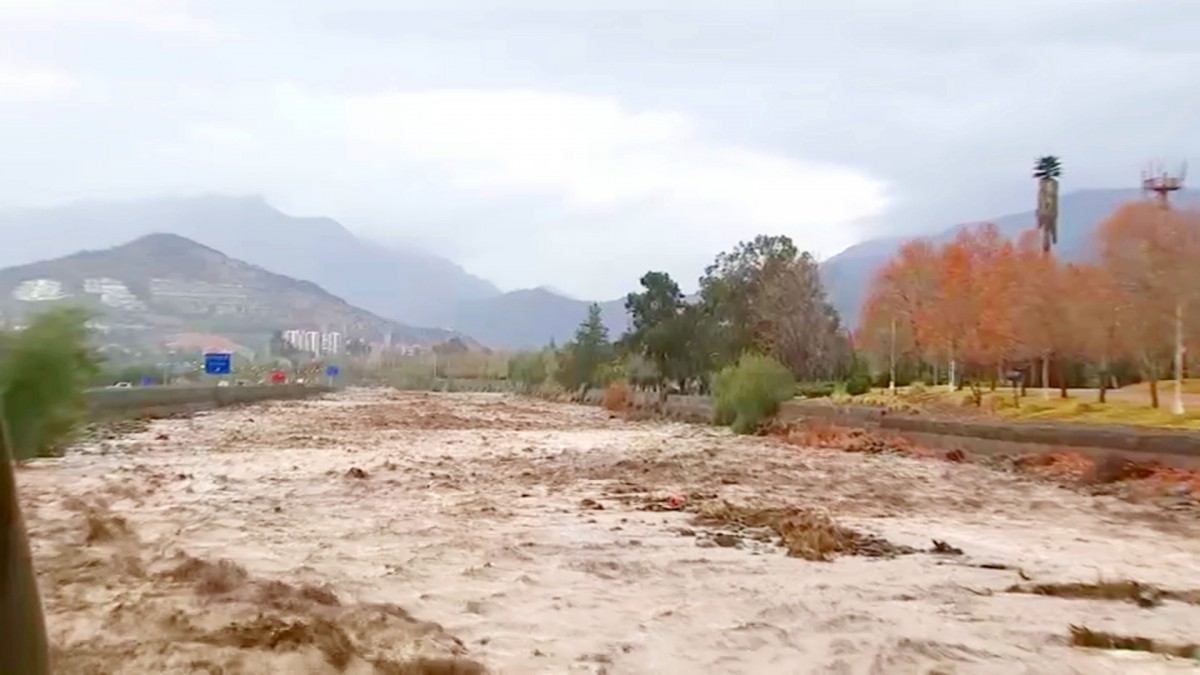Lluvias en Santiago: Así se ve el río Mapocho tras crecida de caudal y ...