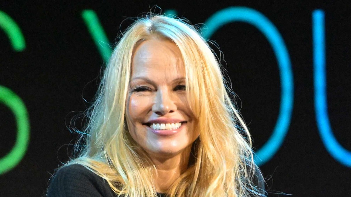 "Hay belleza en la aceptación": Pamela Anderson sorprende sin maquillaje en la Semana de la Moda ...