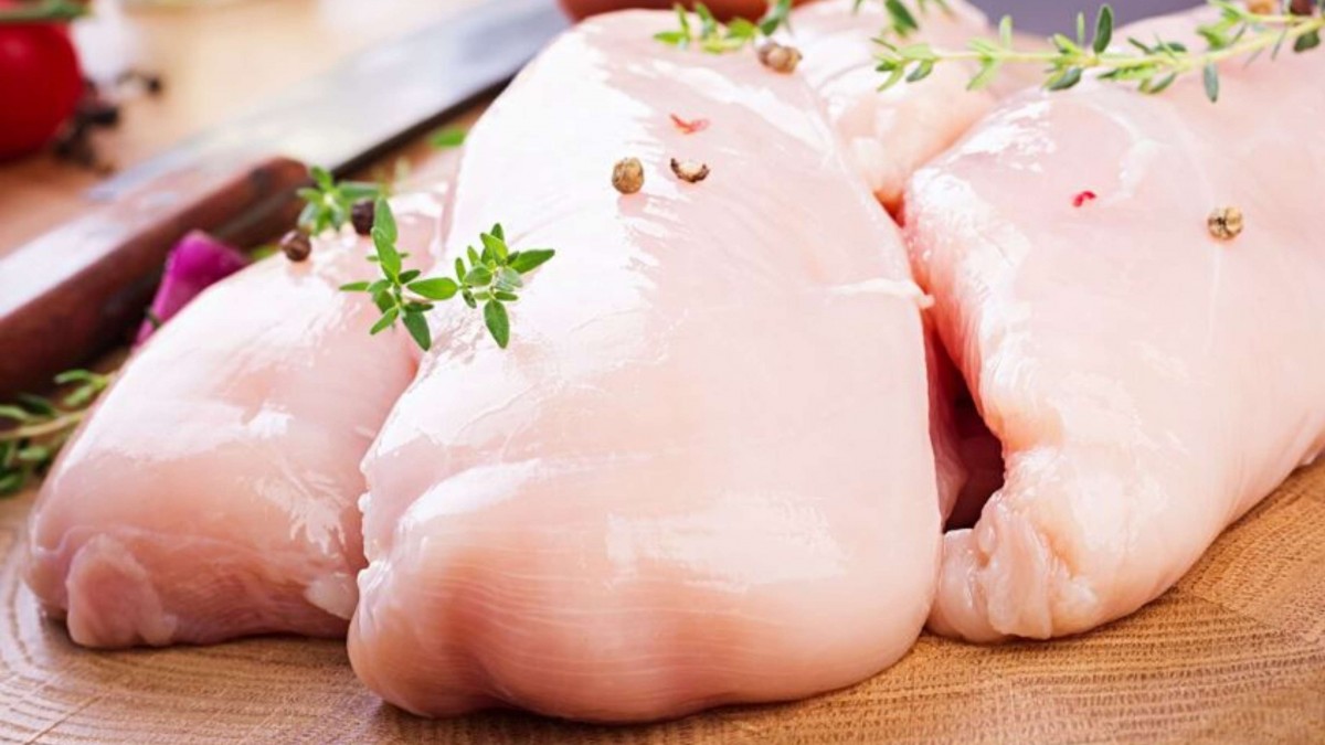 Esta es la razón por la que no debes lavar el pollo antes de cocinarlo ...