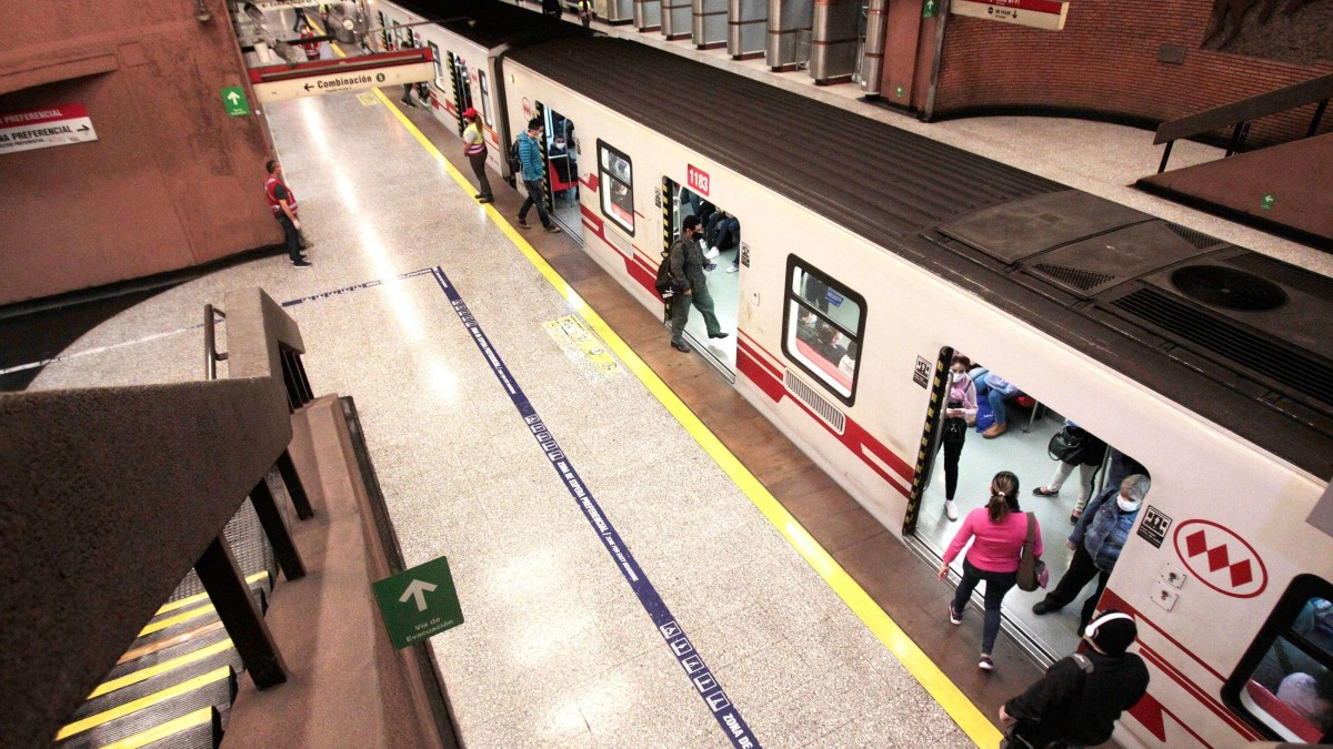 Metro de Santiago normaliza servicio en Línea 1 tras presentar retraso por falla técnica ...