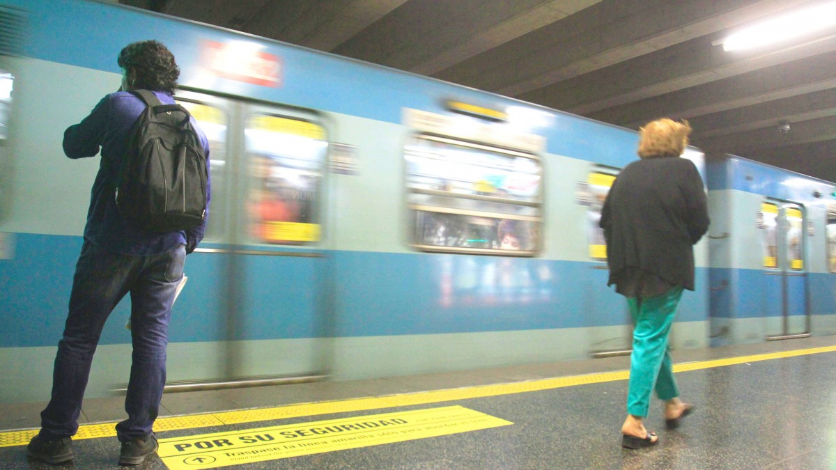 Metro de Santiago habilita combinación en Santa Anta pero continúa con retraso en la frecuencia ...