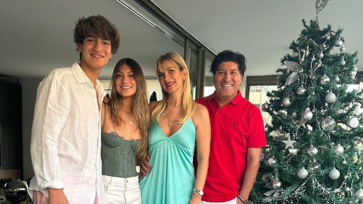 Iván Zamorano Jr. se lució con su look en alfombra roja durante premiación a su padre en México ...