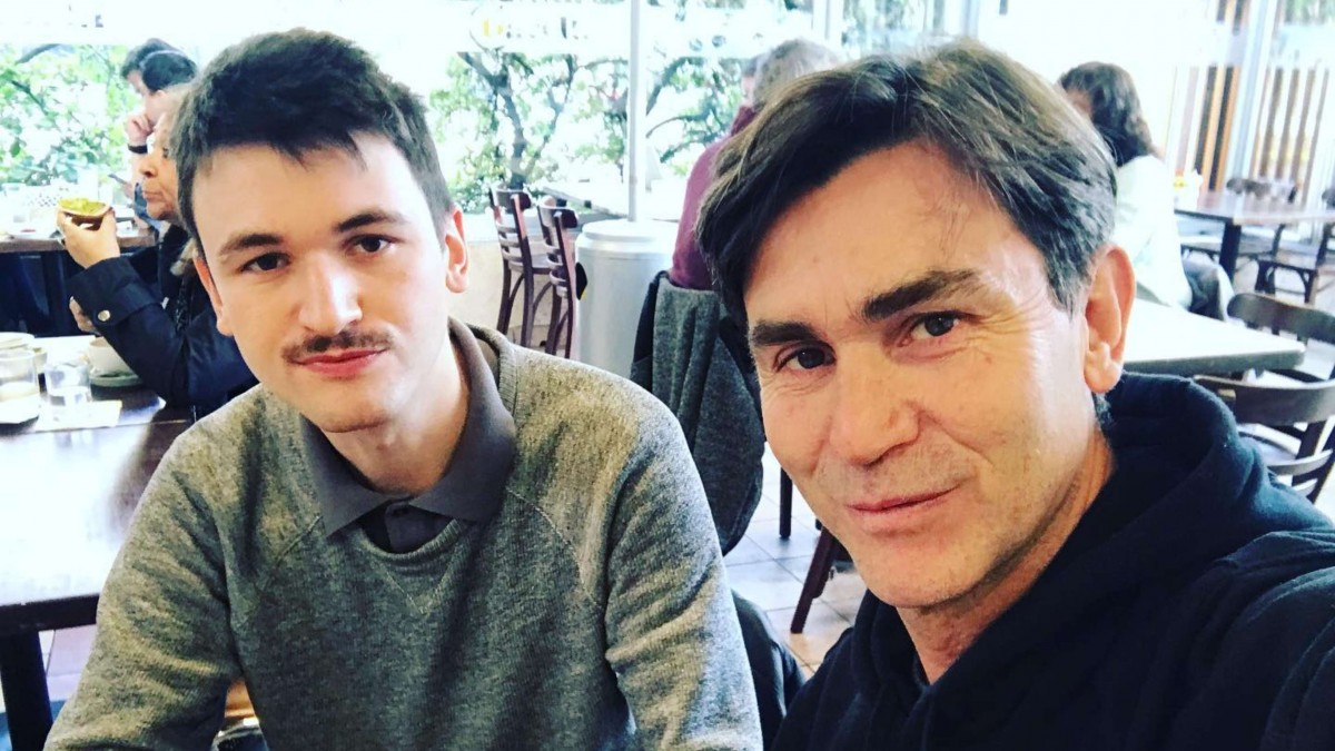 Ha trabajado junto a su padre: A qué se dedica Lorenzo, uno de los ...