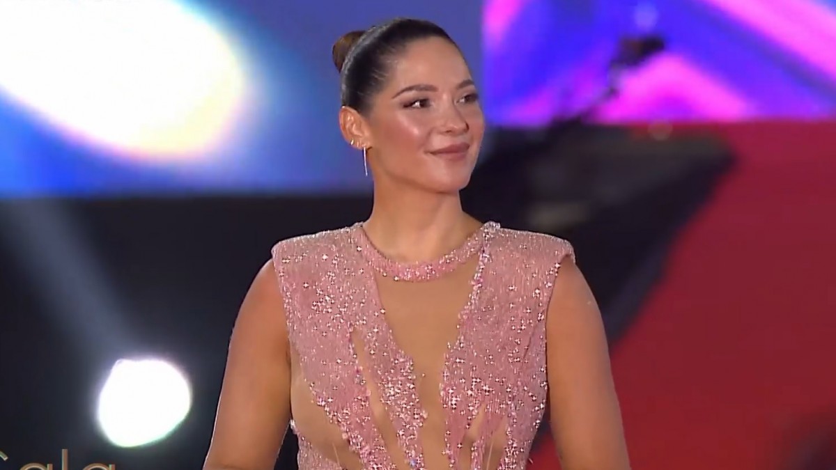 Su vestido pesaba 9 kilos: Revive el paso de Kel Calderón por la alfombra roja de la Gala de ...