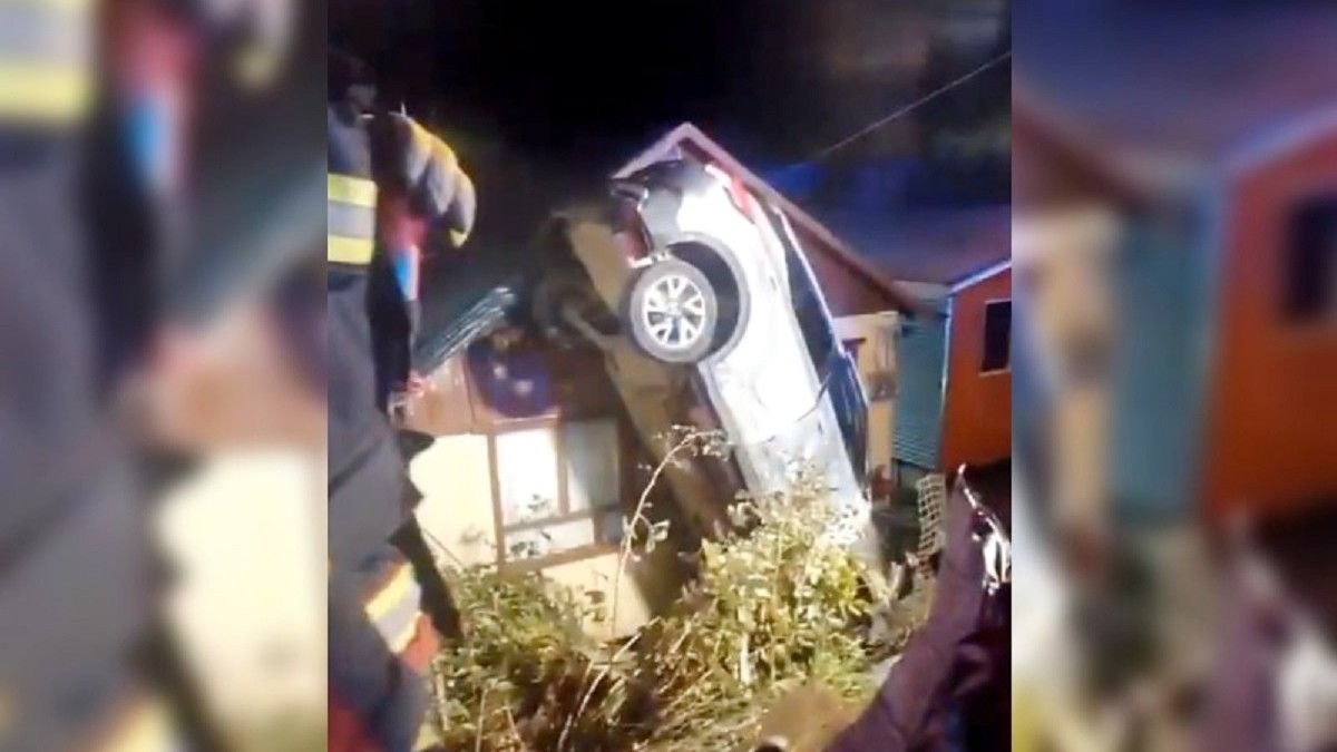 "Estábamos durmiendo": Conductor ebrio choca tres casas y auto queda ...