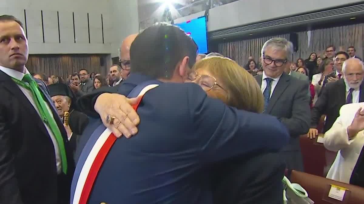 Un abrazo y un beso en la mano: El aplaudido momento entre Boric y Bachelet en la Cuenta Pública ...